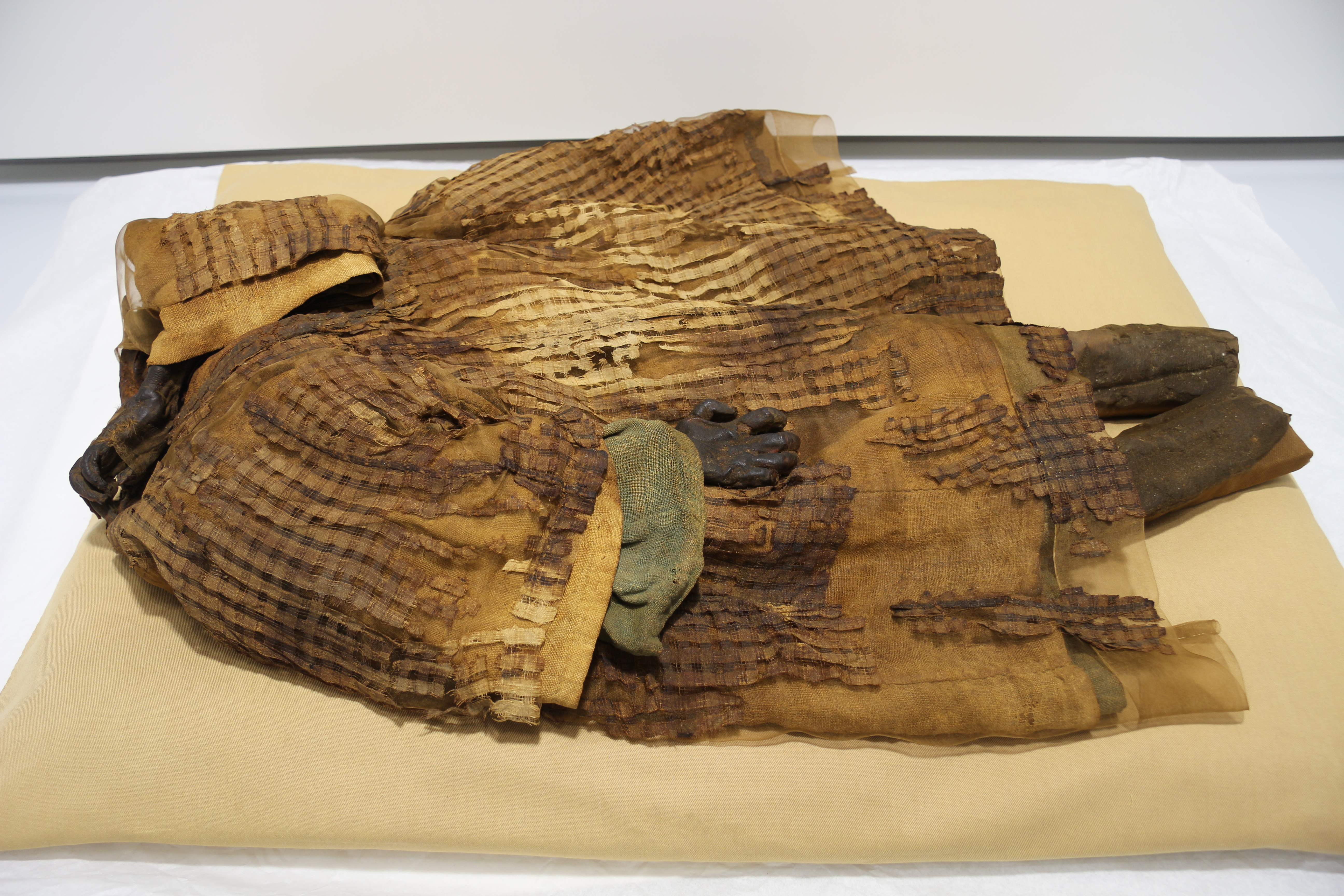 The mummy of a child with three tunics - Eurac Research