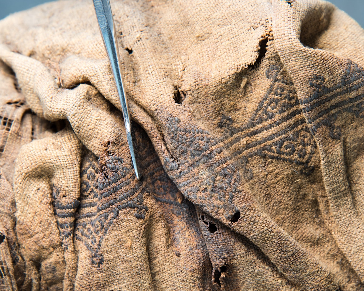 La mummia di fanciullo con tre tuniche - Eurac Research